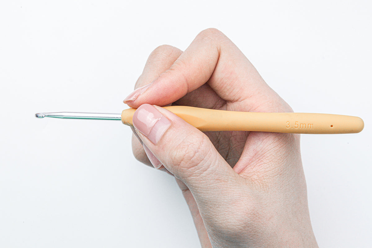 101-02-hold-hook-yarn
