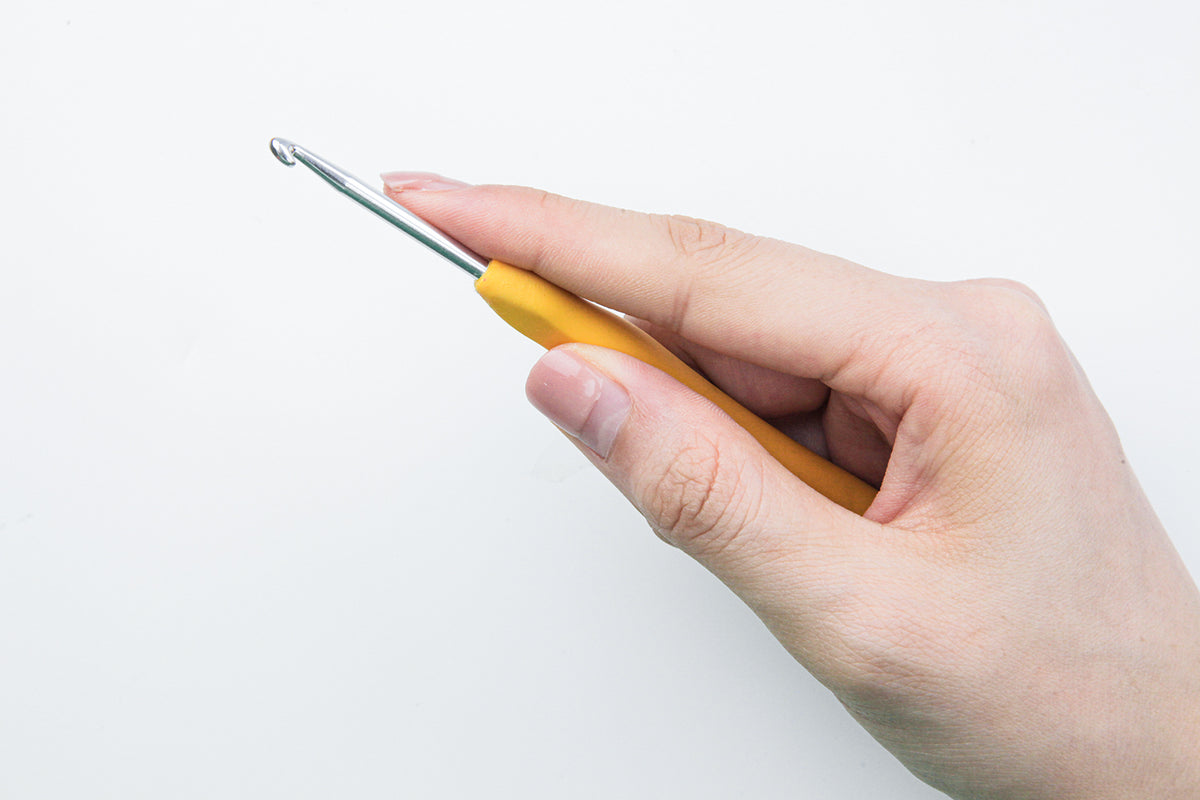 101-02-hold-hook-yarn