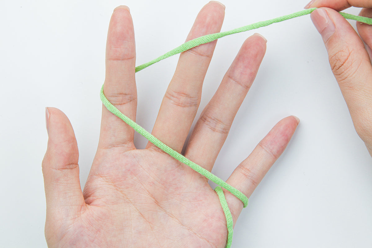101-02-hold-hook-yarn